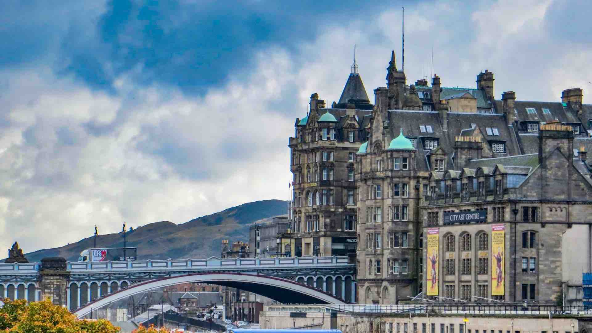 Emirates returns to Edinburgh with Boeing 777 and expanded service ...